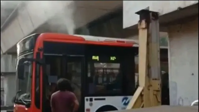 Metrotrans Keluarkan Asap Usai Tersangkut di Eks Jembatan KA Gunung ...