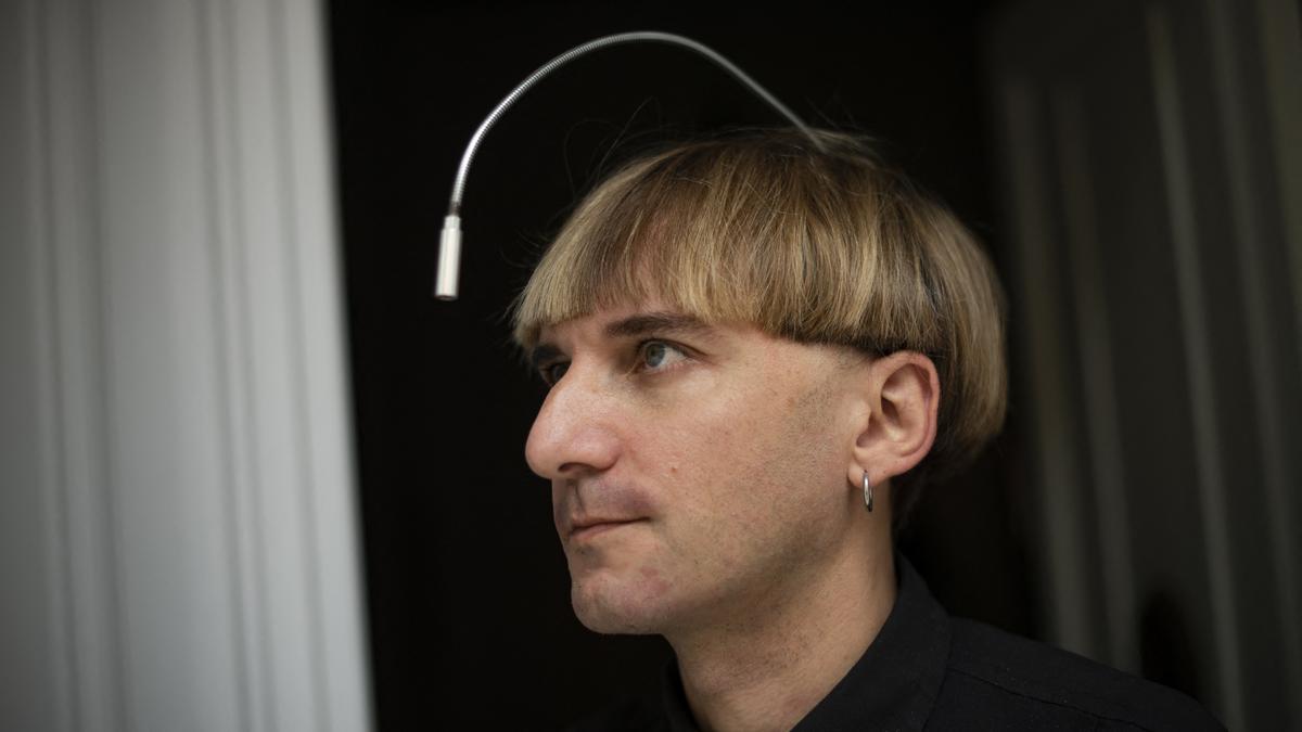 FOTO: Sosok Neil Harbisson, Pria dengan Antena yang Tertanam di Kepala ...