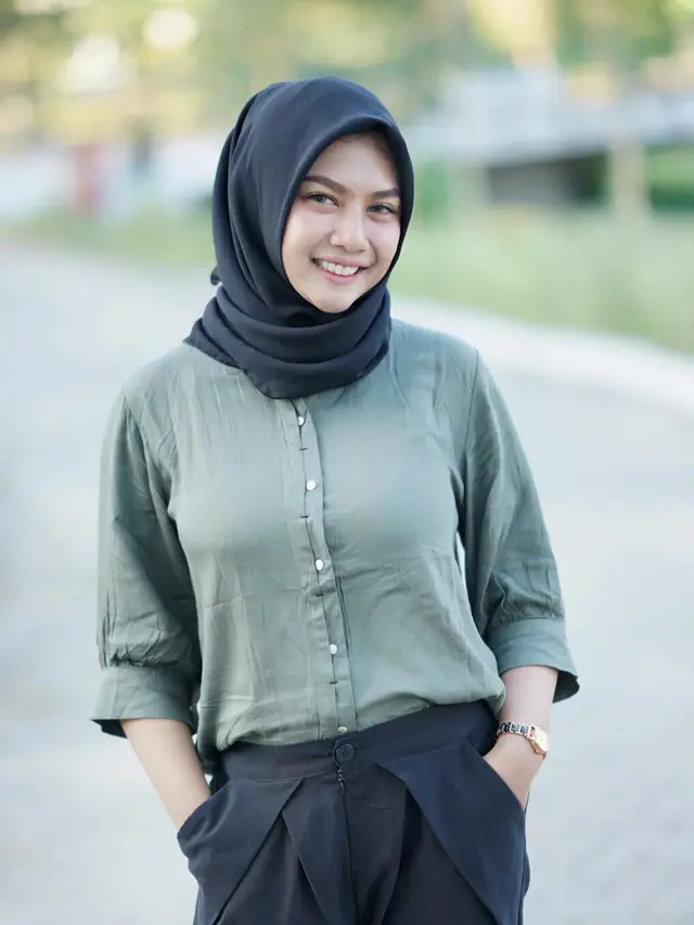 6 Pesona Cantik Briptu Hikma Nur Syafa, Polisi Berhijab yang Dikirim Ke ...