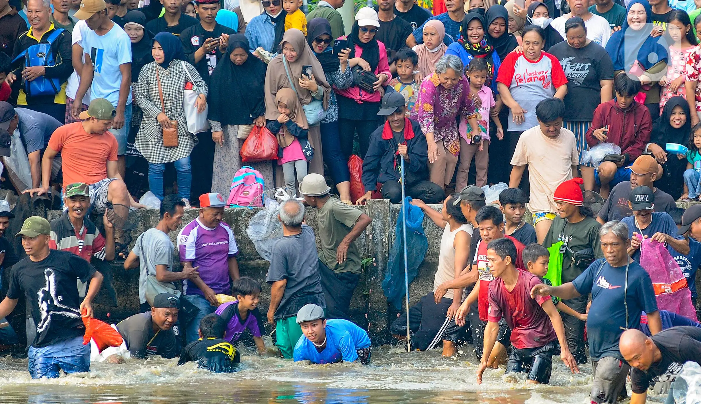 Menjaga Tradisi Ngubek Empang di Depok - Foto Liputan6.com