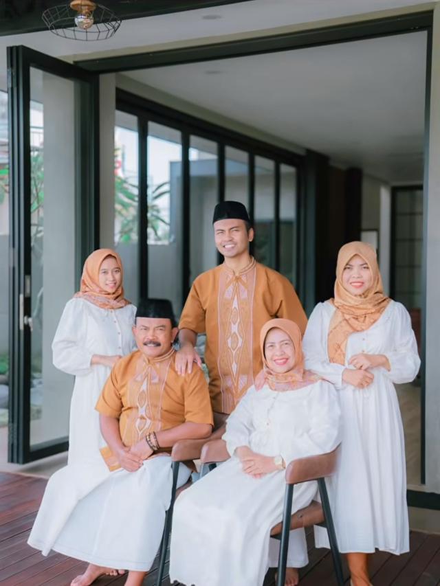 8 Ide Pose Foto Bersama Lebaran Ini Bikin Pede, Nggak Mati Gaya