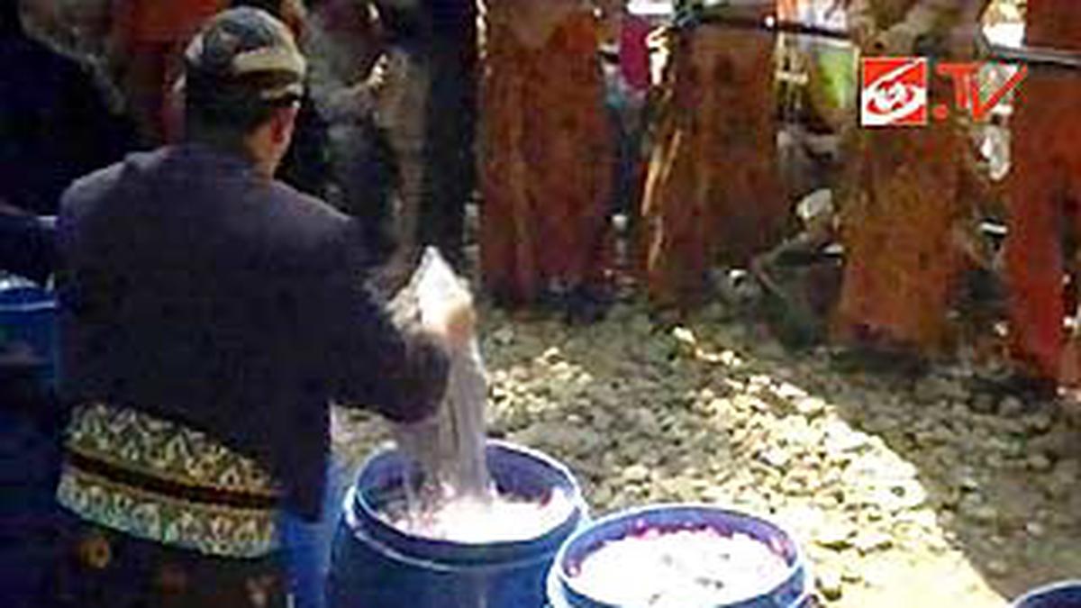 Ratusan Warga Berebut Air Bunga - News Liputan6.com