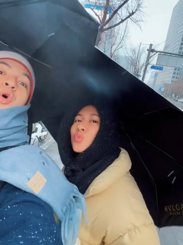 7 Potret Romantis Angga Yunanda dan Shenina Bulan Madu di Korea, Main Salju - Hot Liputan6.com