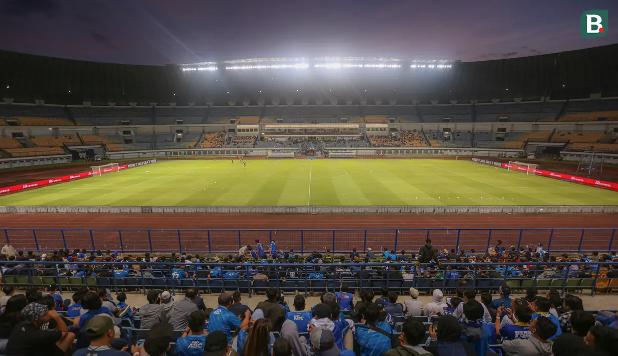 Foto: Pesona Senja dari Tribun Stadion GBLA, Menikmati Segelas Teh ...