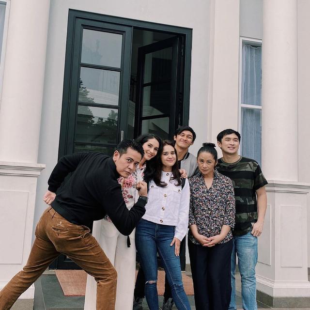 Segera Tamat, Ini 6 Potret Kebersamaan Pemain dan Kru Sinetron Badai Pasti Berlalu - Hot ...