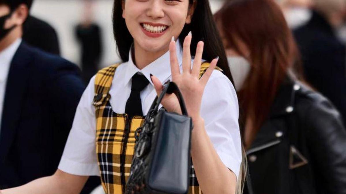Tampilan Manis Jisoo BLACKPINK dengan Gaya Preppy di Paris Fashion Week ...