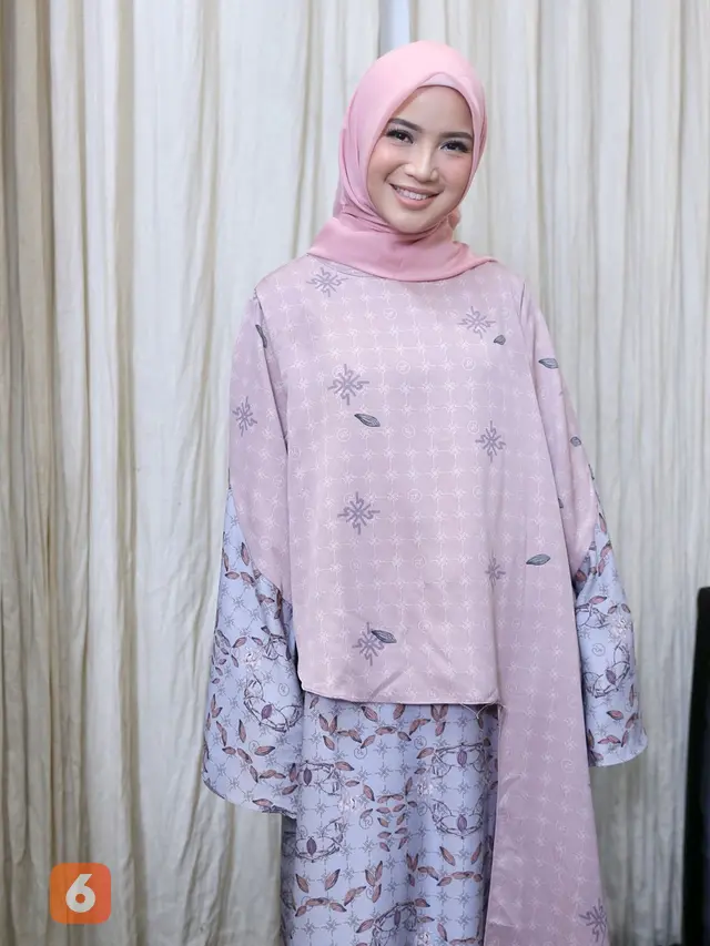Pose Bareng Nia Ramadhani, Chacha Frederica Diprotes - ShowBiz Liputan6.com
