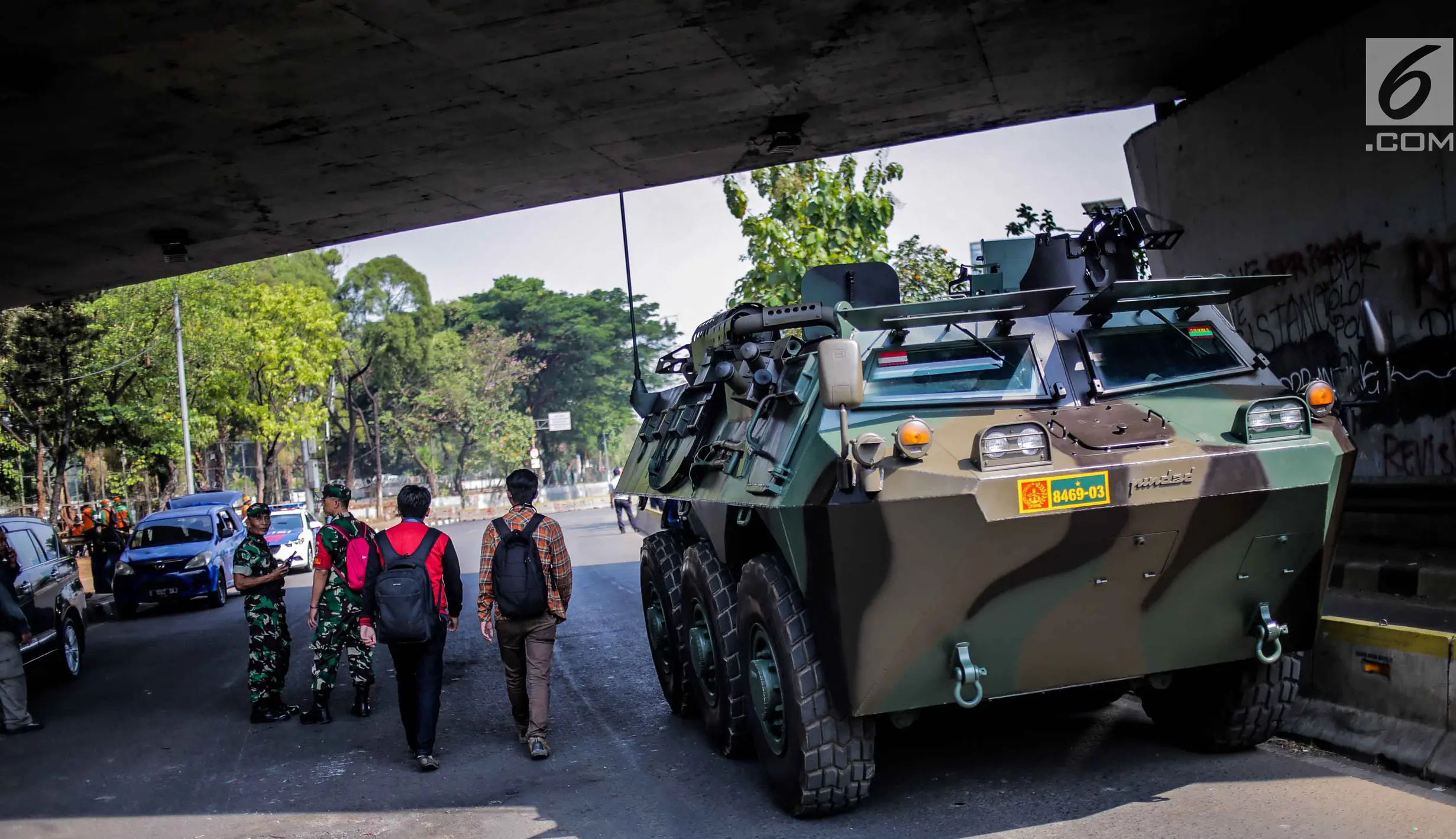 FOTO: Mobil Taktis TNI Disiagakan di Sekitar Gedung DPR - Foto Liputan6.com