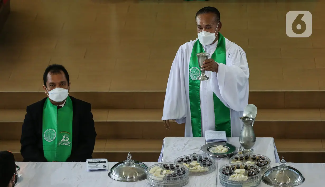FOTO: Ibadah Perjamuan Kudus Tatap Muka - Foto Liputan6.com