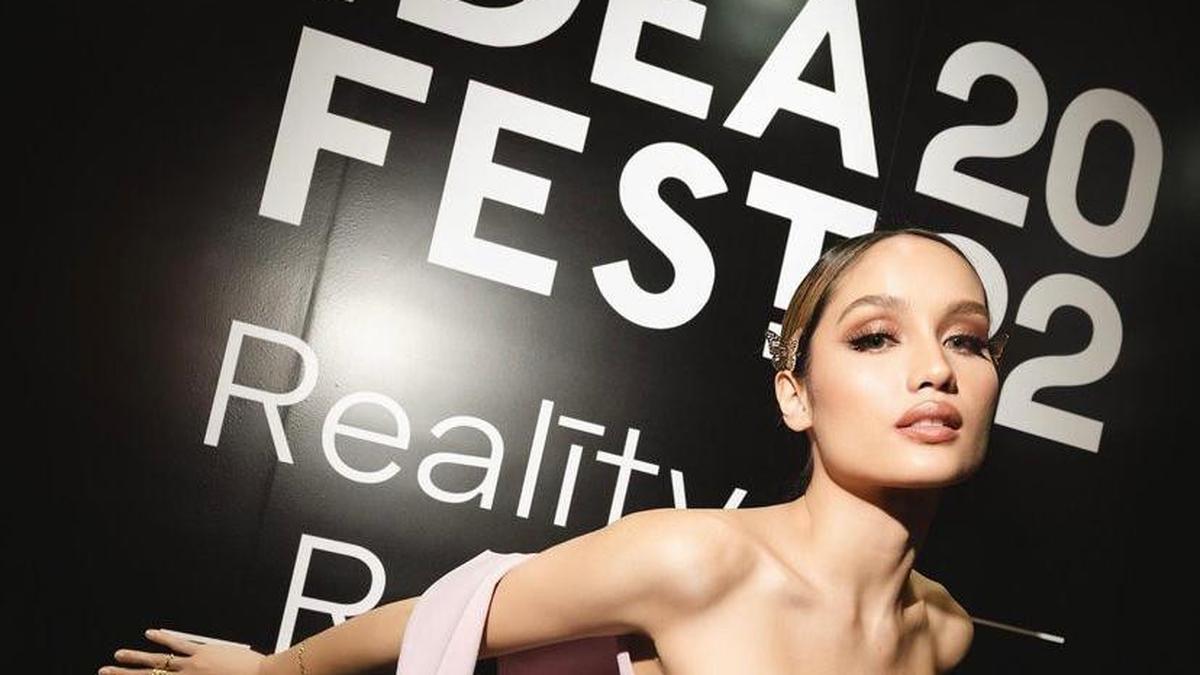 Tampilan ‘Mahal’ Cinta Laura Pakai Jepit Rambut Seharga Rp10 Ribuan ...