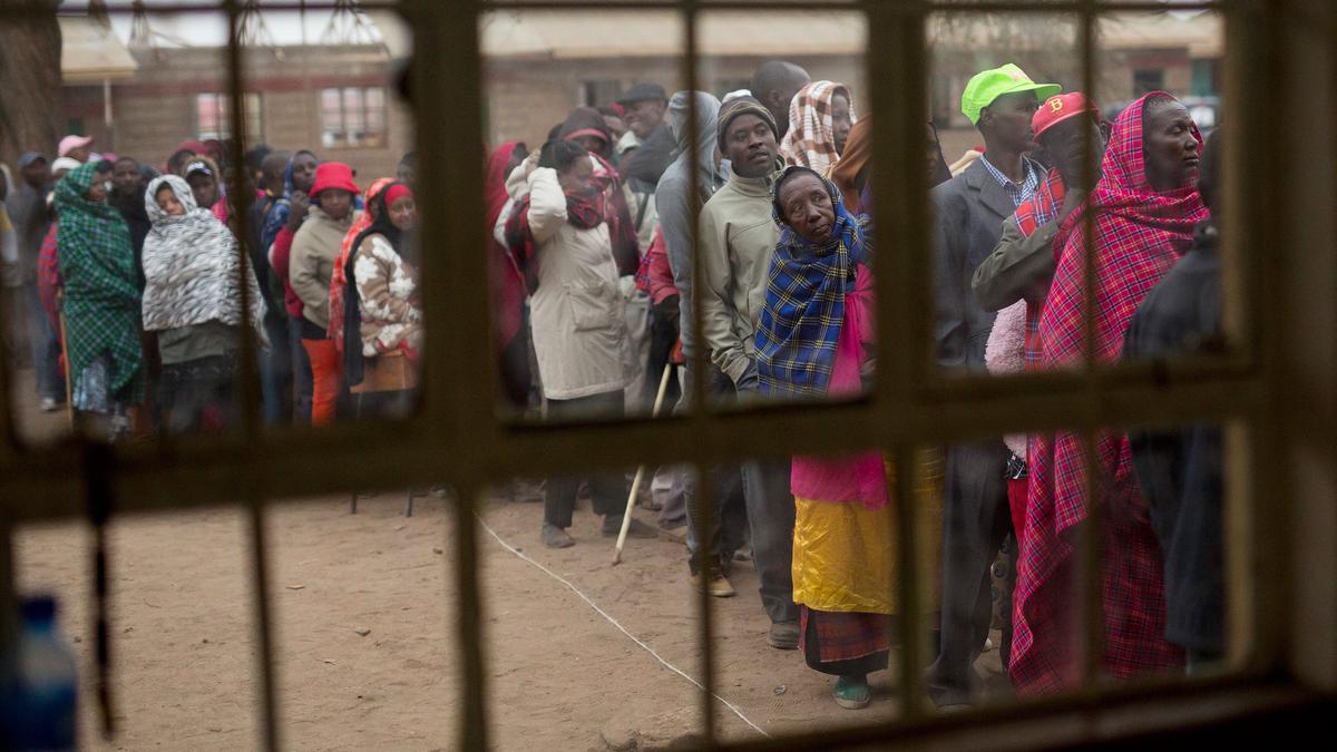 PHOTO: Pemilu Presiden, Warga Kenya Mengular Antre di TPS - Foto ...