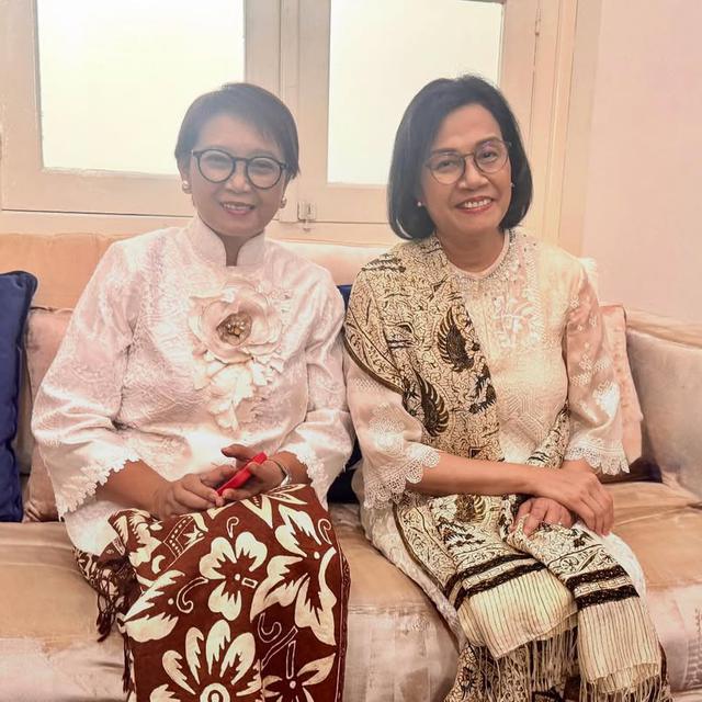 6 Potret Kompak Sri Mulyani dan Retno Marsudi Hadiri Wisuda Anak ...