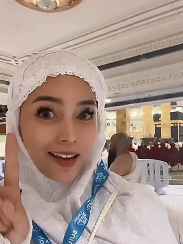 Tampil Berhijab, 7 Potret DJ Verny Hasan Saat Umrah Ini Tuai Sorotan ...