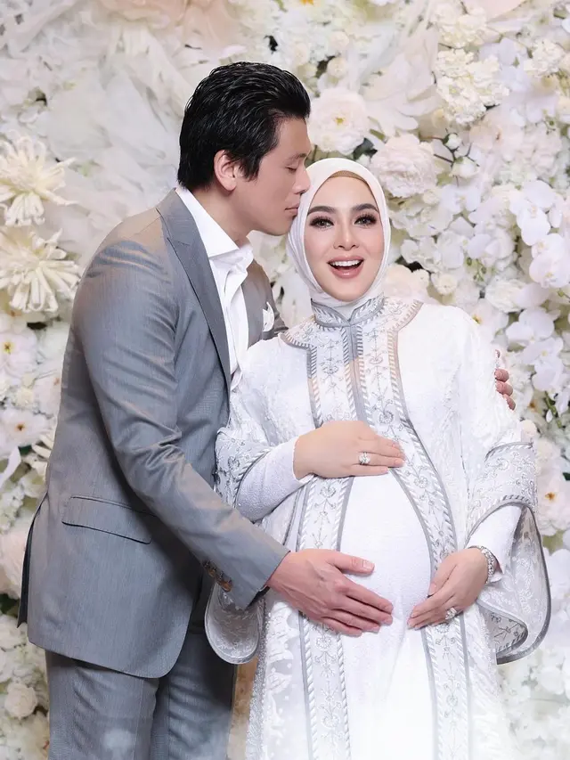6 Potret Syahrini Hamil Setelah 5 Tahun Nikah, Reino Barack Kecup Kening Istri Hingga Pegangi ...