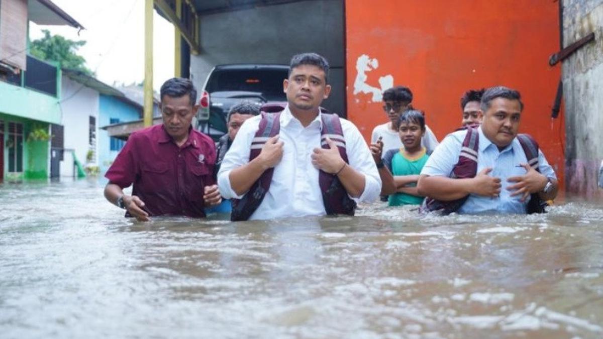 Saat Bobby Nasution Terobos Banjir Medan Lihat Langsung Warganya - Regional Liputan6.com