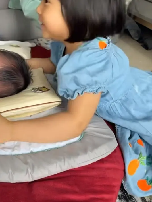 Potret Lily Anak Adopsi Raffi Ahmad Ditemani Putri Caca Tengker, Bantu Nenek - Foto Liputan6.com