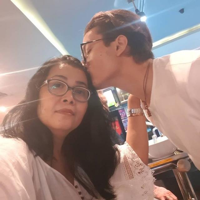 6 Potret Kedekatan Bryan dan Megan Domani dengan Ibu, Akrab dan Bahagia