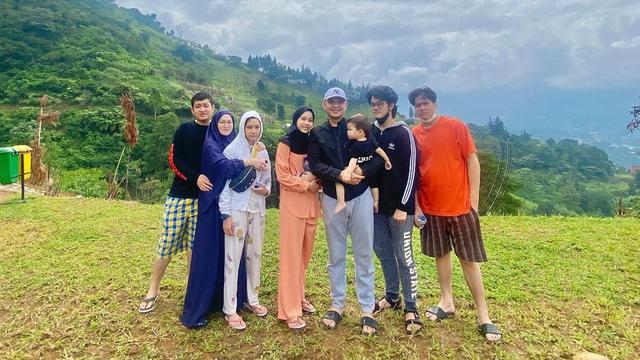 Potret Keluarga Harmonis Lyra Virna dan Fadlan Muhammad Bareng 6 Anaknya - Entertainment Fimela.com