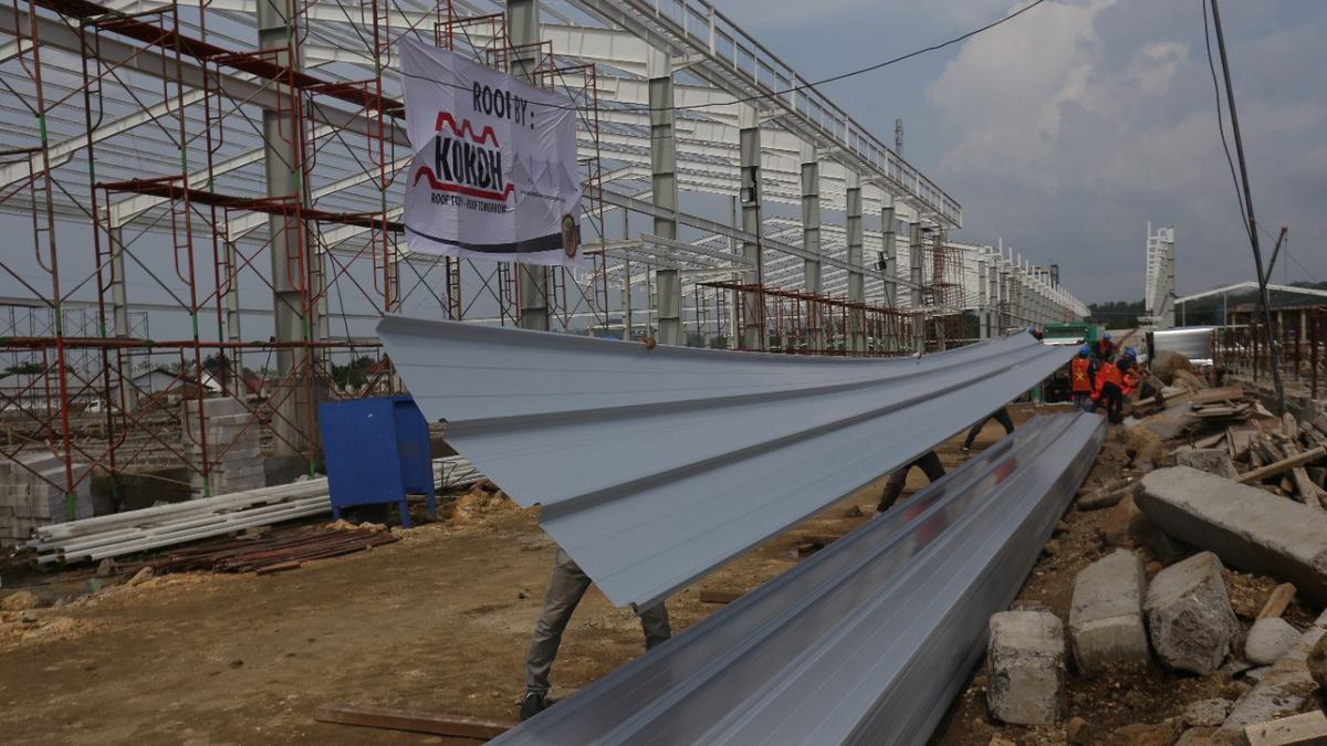 Potret Pemasangan Atap Kokoh Tanpa Baut Pabrik Sepatu Terbesar di Tegal ...