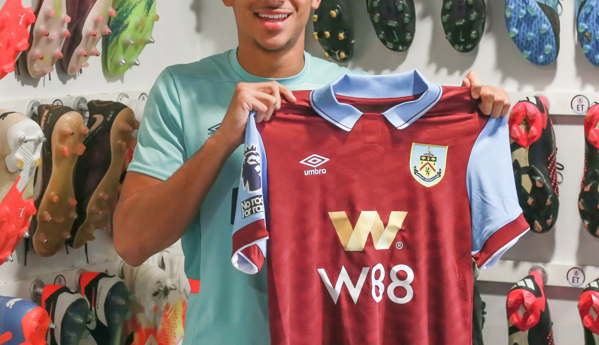 Aaron Ramsey Resmi Berseragam Burnley - Foto Liputan6.com