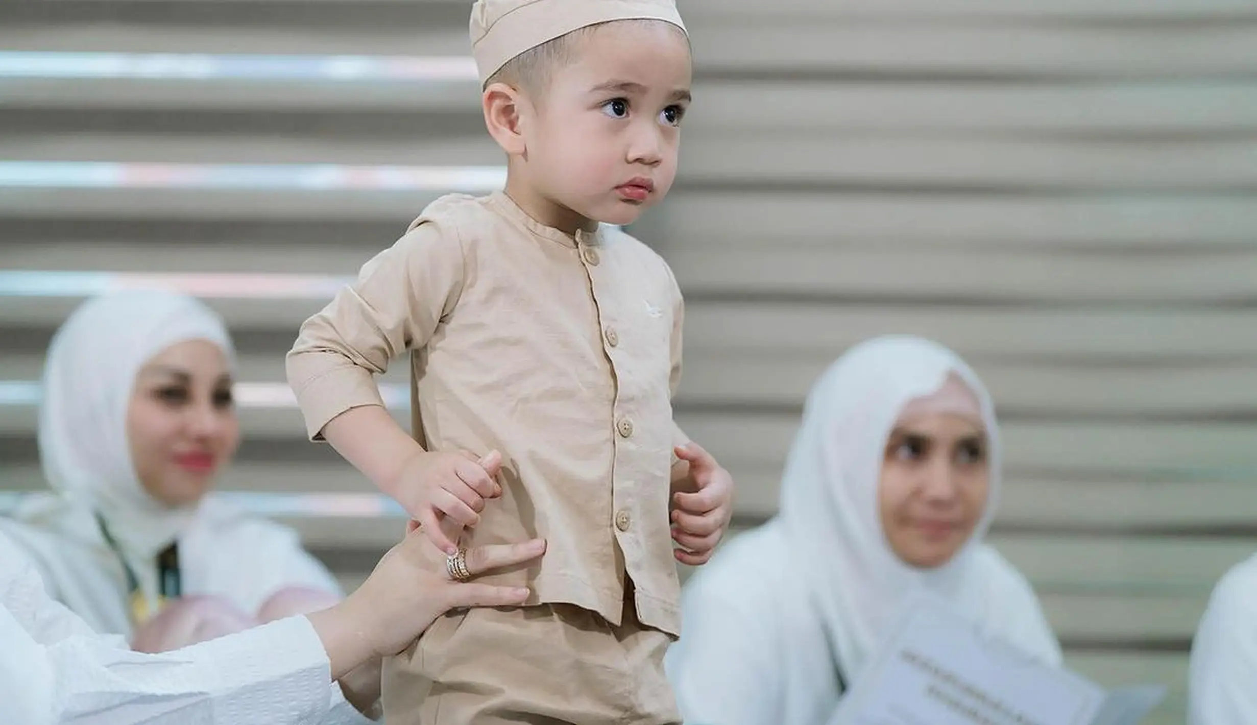 Potret Rayyanza Cipung Ikut Manasik Haji, Gemas Pakai Peci dan ...