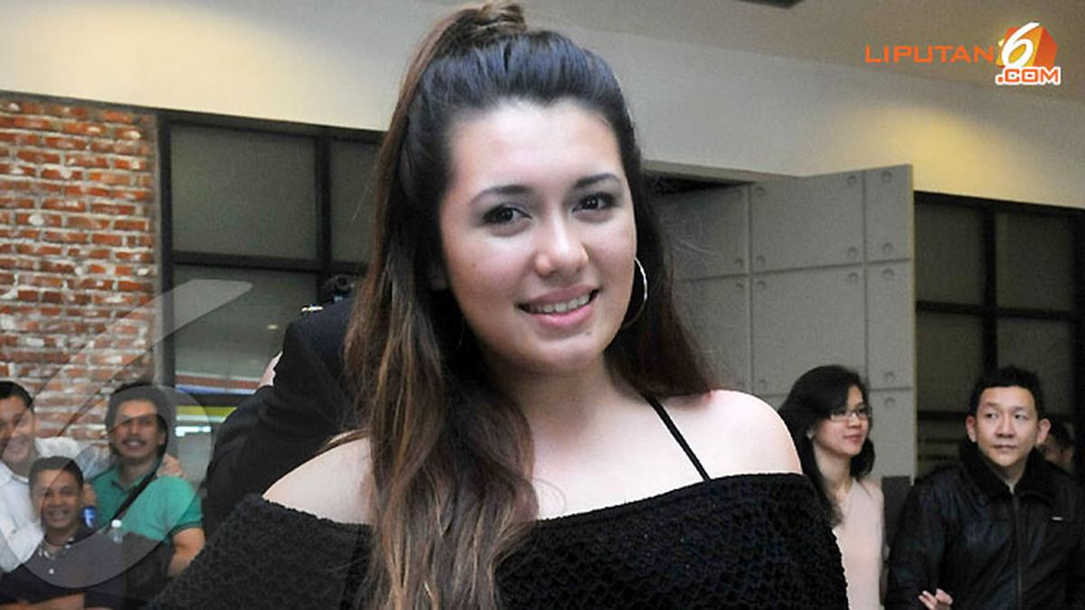 Ramadan Sendirian, Amanda Gonzales Makan Ikan Kalengan - ShowBiz ...