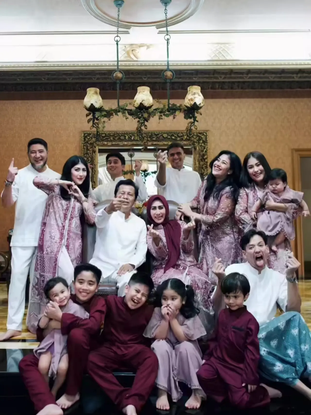 7 Potret Lebaran Alshad Ahmad Bareng Keluarga, Keberadaan Tiara Andini ...