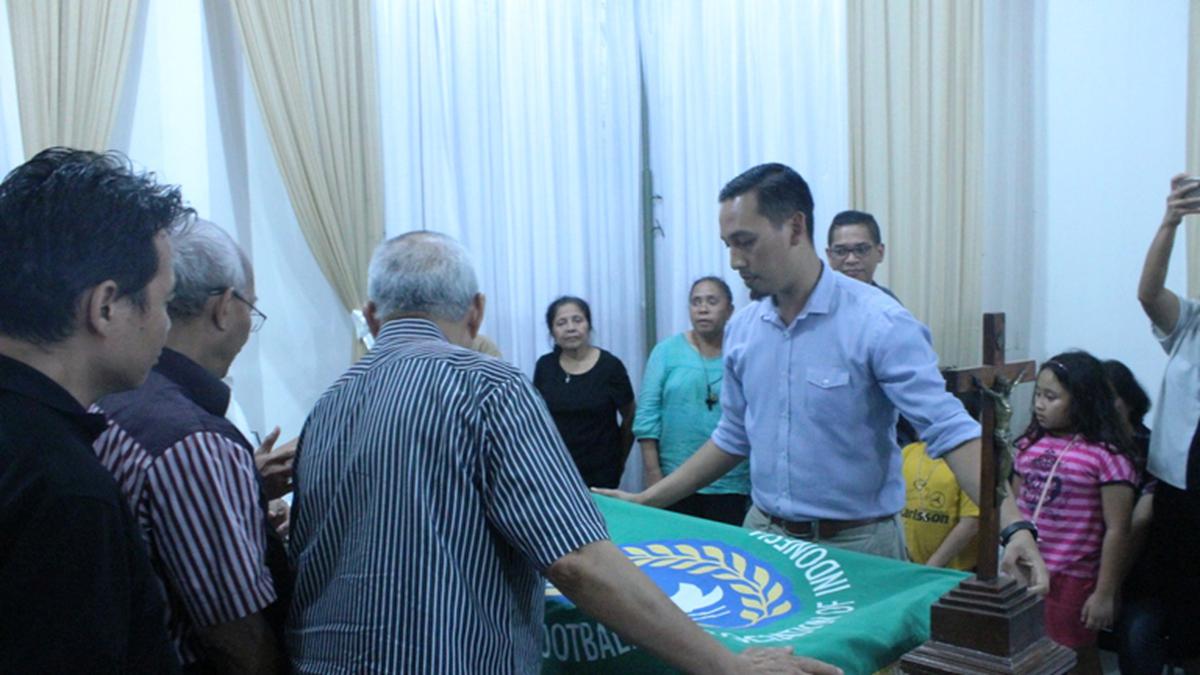 Bentangkan Bendera, Penghormatan PSSI untuk Sinyo Aliandoe