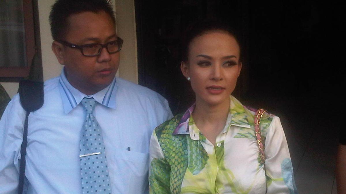 Duit Ratusan Juta Raib, Cynthiara Alona Polisikan Asisten - ShowBiz ...
