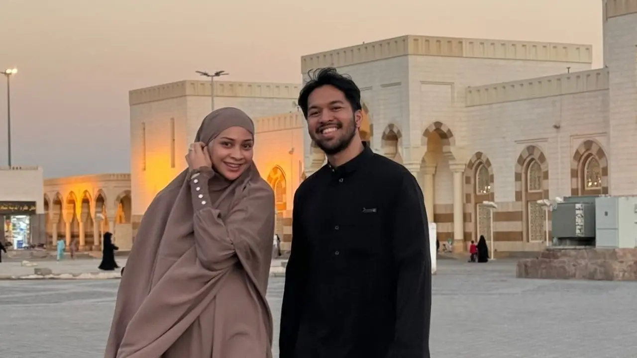 7 Potret Ira Nandha Umroh Bareng Elmer, Dulu Viral Bongkar Suami Pilot ...