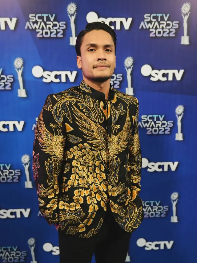 6 Potret Randy Pangalila dengan Level Ganteng Meresahkan, Dari Pose ...