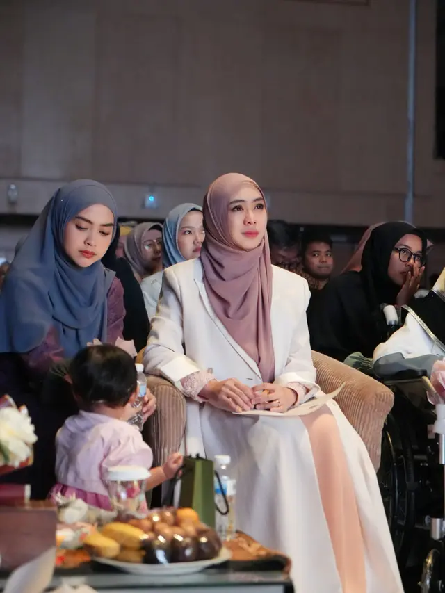 9 Potret Wisuda Pesantren Tahfidz Oki Setiana Dewi, Ibunda Hafal 15 Juz dan Ikut Diwisuda ...