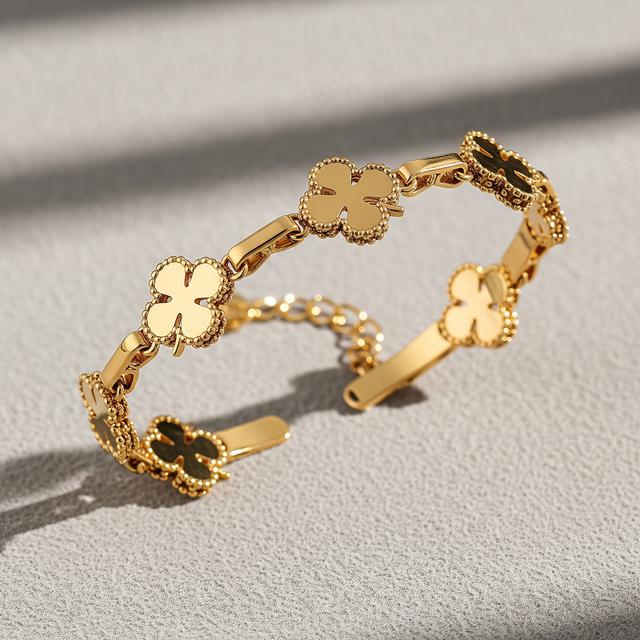 9 Model Gelang Clover, Mulai dari Sentuhan Emas hingga Gaya Layering