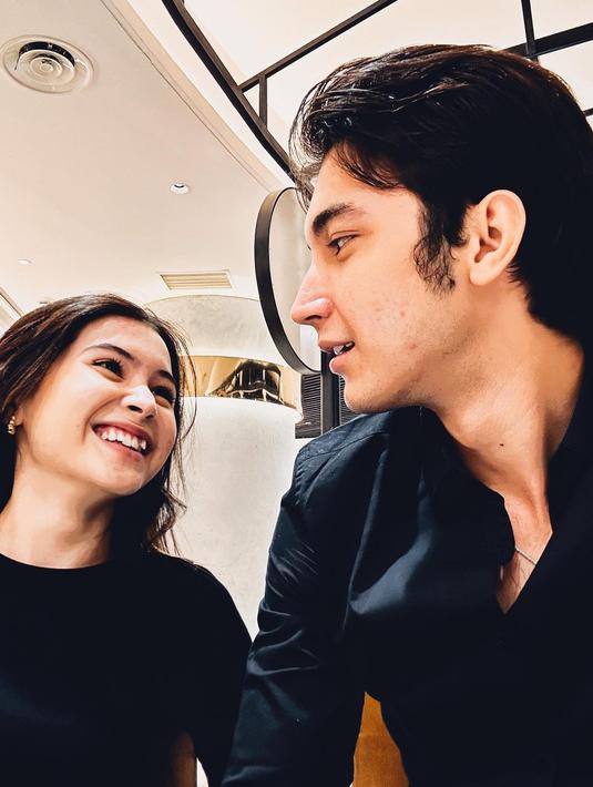 6 Potret Gaya Serasi Sandrinna Michelle dan Junior Roberts yang Kini Go ...