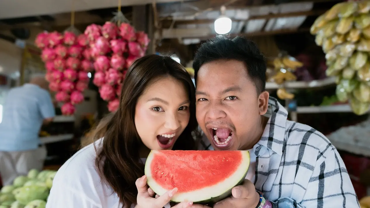 7 Potret Prewedding Dustin Tiffani dan Ditha di Toko Buah, Kocak dan ...