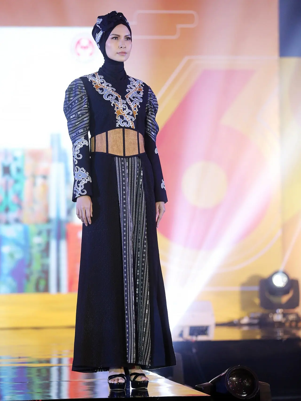 Parade Batik Khas Kota Tarakan Rancangan Desainer Wignyo Rahadi di ...