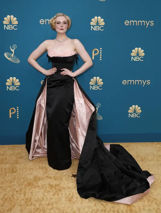 Pesona Elle Fanning di Emmy Awards 2022, Tampil Anggun dan Menawan ...