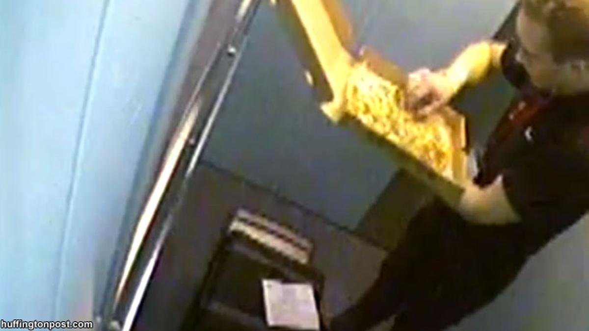 [VIDEO] Pengantar Pizza Curi Topping di Lift - Global Liputan6.com