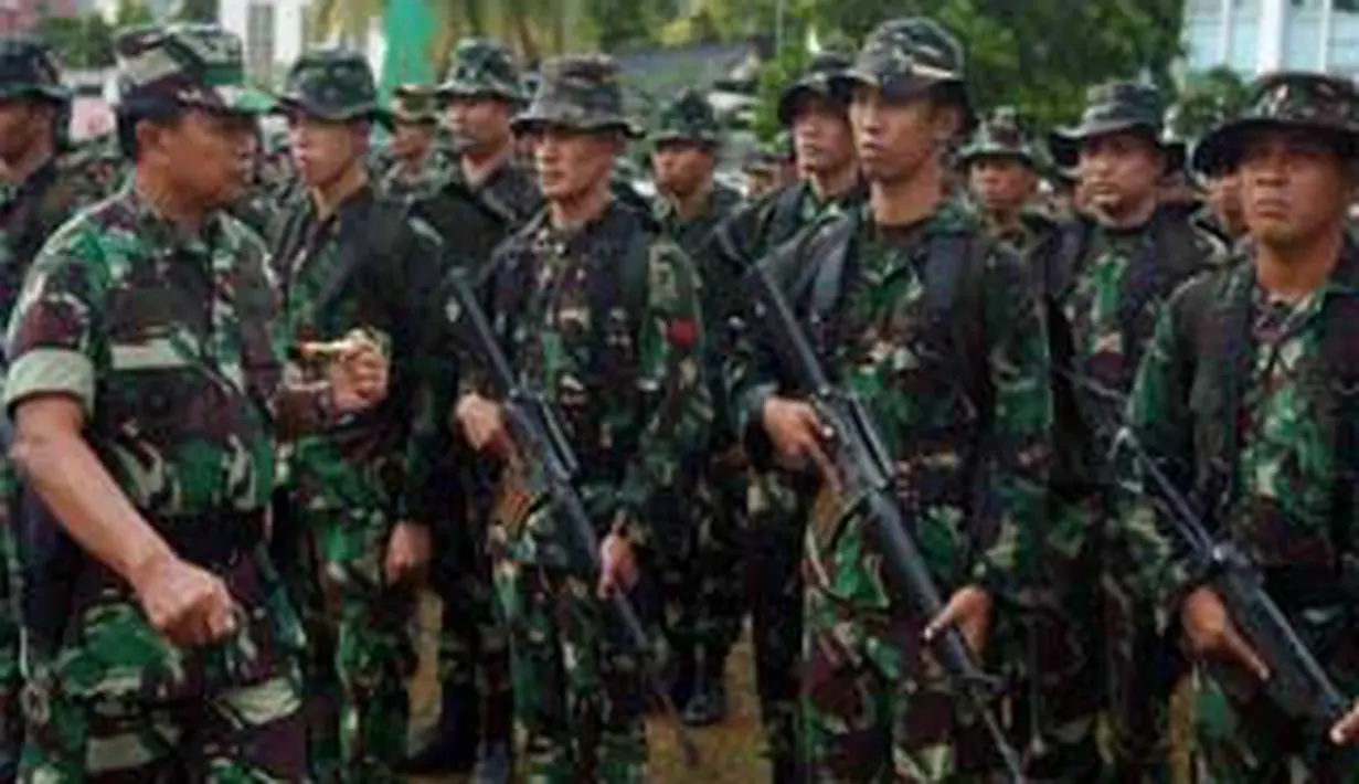 Pangdam XVI/Pattimura, Hatta Syafrudin memeriksa pasukan saat apel ...