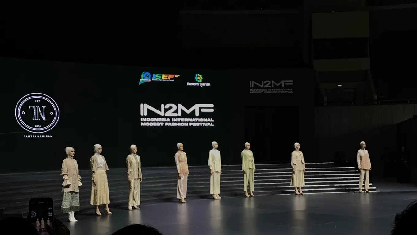 Tantri Namirah Official Gali Keindahan Kain Tenun Rote Lewat Koleksi ...