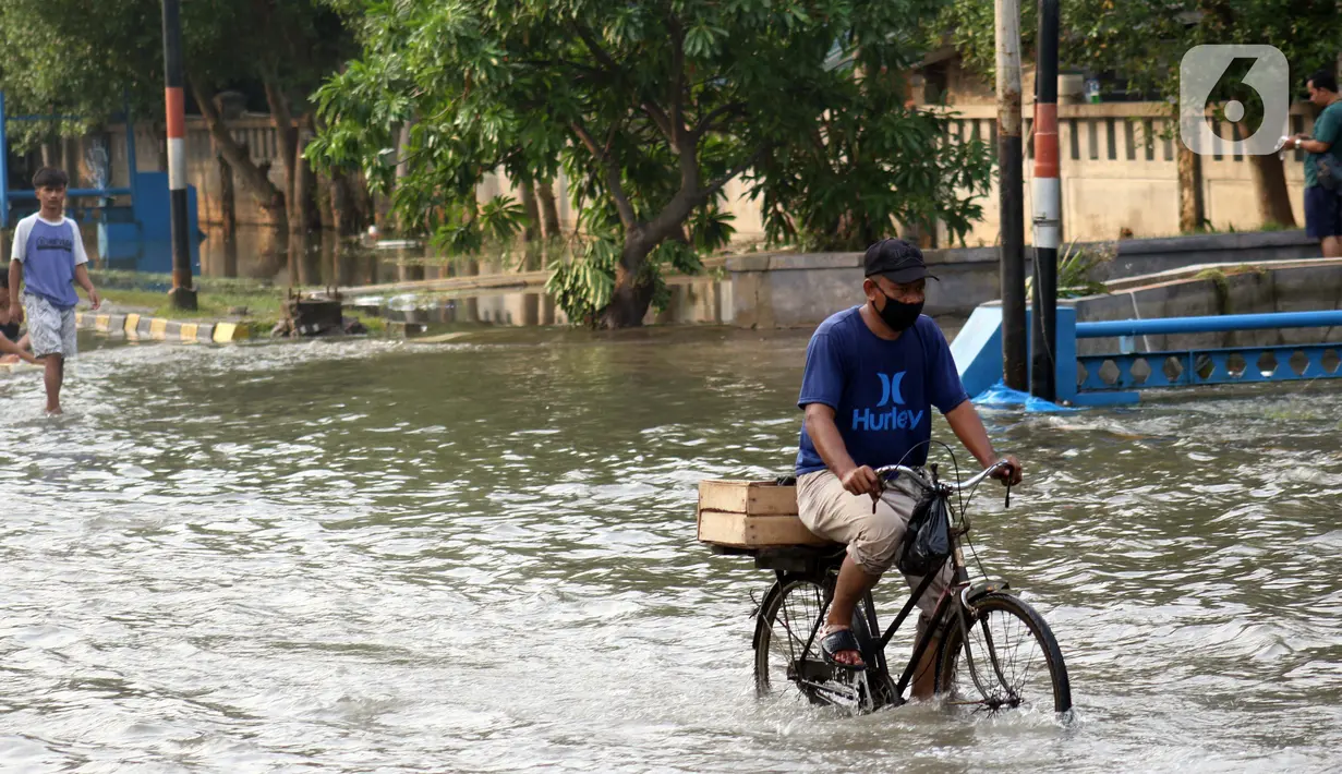 FOTO: Banjir Rob Masih Genangi Pelabuhan Muara Baru - Foto Liputan6.com