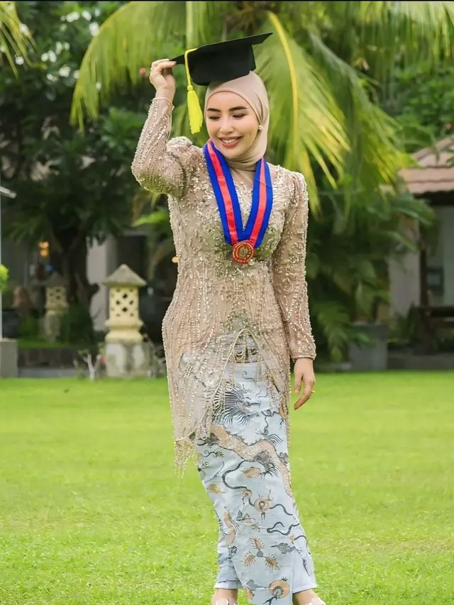 7 Potret Nurul Kamaria Lulus Kuliah di NTB, Angga Wijaya Ikut Bangga ...