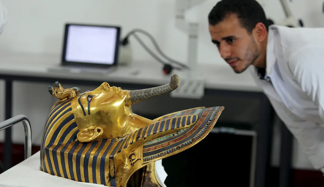 Melihat Restorasi Topeng Emas Raja Tutankhamun - Foto Liputan6.com