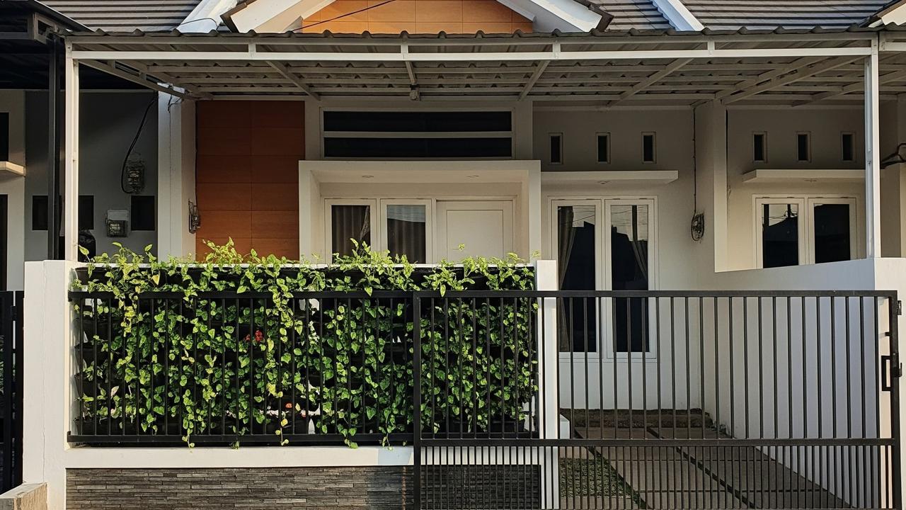 9 Ide Pagar Rumah Kombinasi Tanaman Hidup dan Pagar Besi, Estetika ...