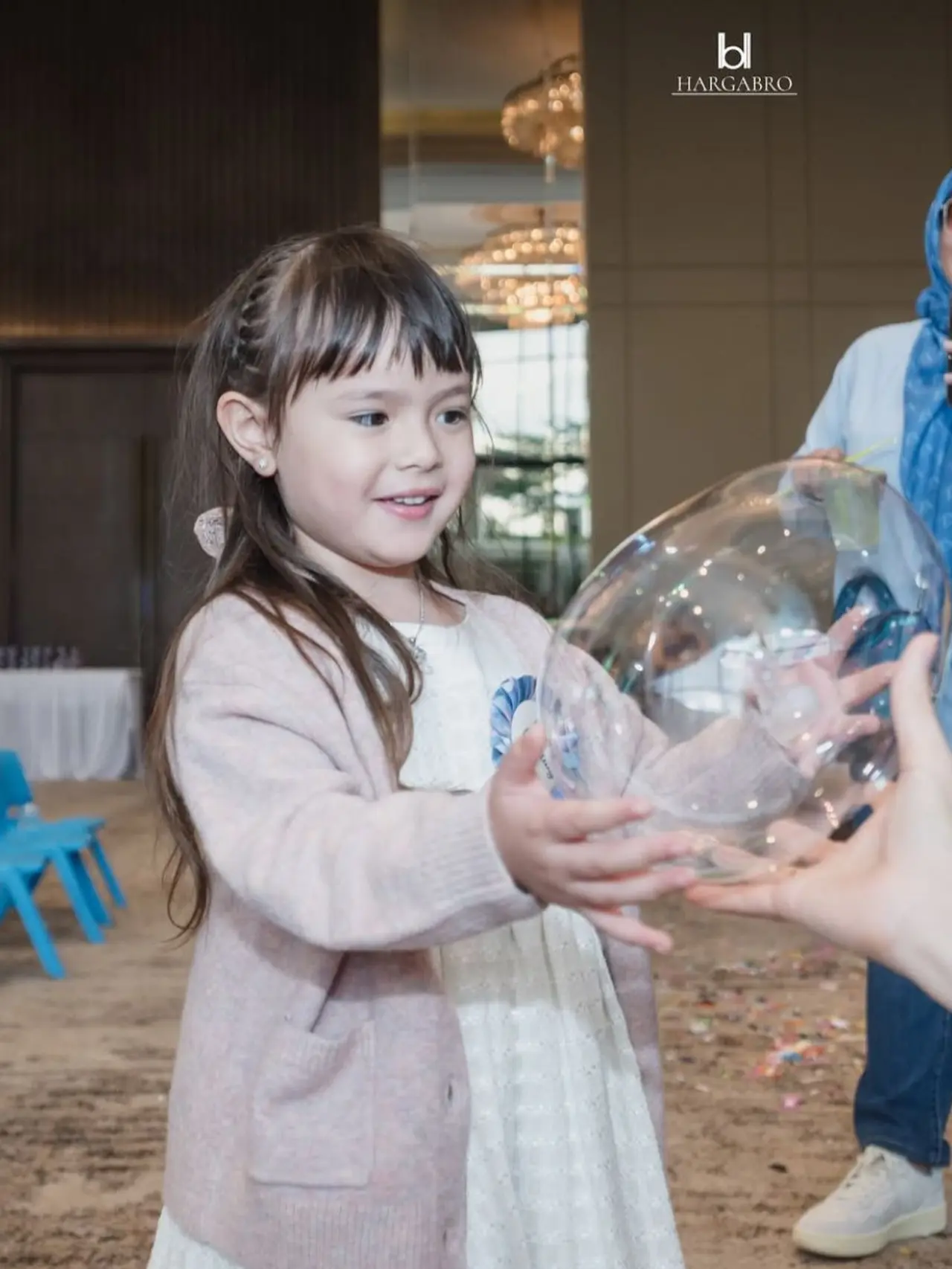 Tanya Kemiripan, Momen Gemas Asmirandah Unggah Foto Masa Kecil Sandingkan dengan Sang Putri ...
