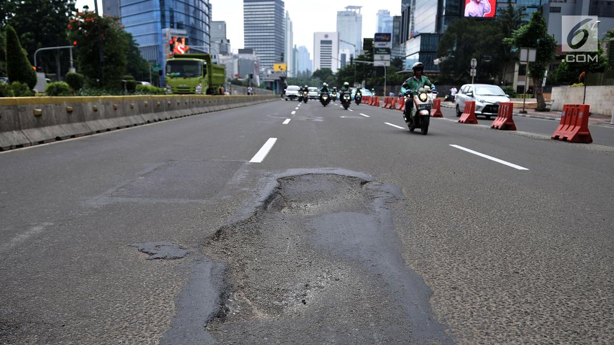 FOTO: Jalan Jenderal Sudirman Berlubang Ancam Keselamatan Pengendara - Foto Liputan6.com
