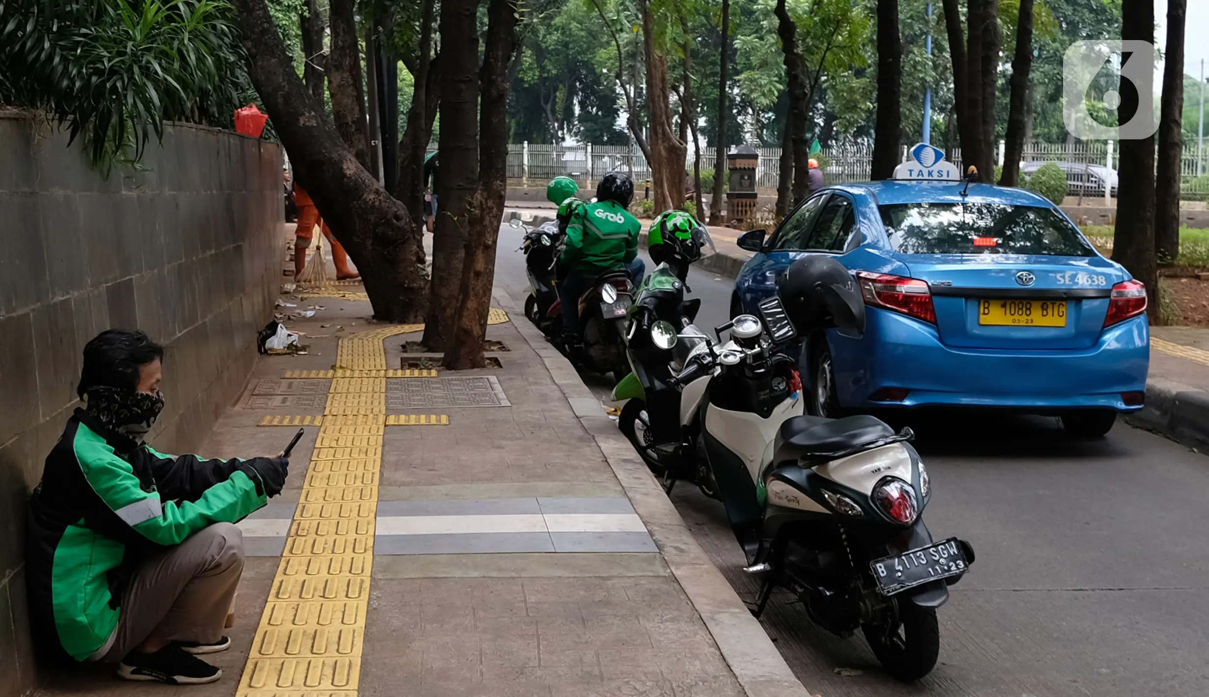 FOTO: Ojol Dilarang Angkut Penumpang Selama PSBB di Jakarta - Foto Liputan6.com