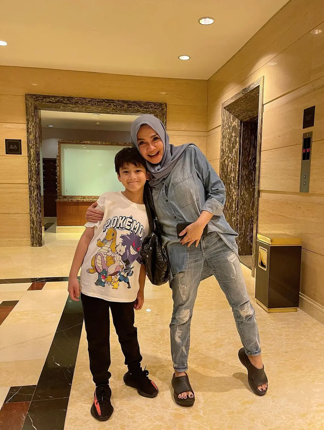 6 Gaya Asyik Rieta Amilia Bersama Rafathar dan Rayyanza, Tampil Kasual ...