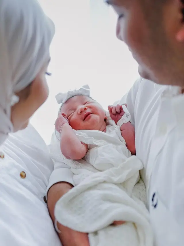 6 Potret Anak Kedua Kesha Ratuliu, Mirip Seperti Papa - Entertainment Fimela.com