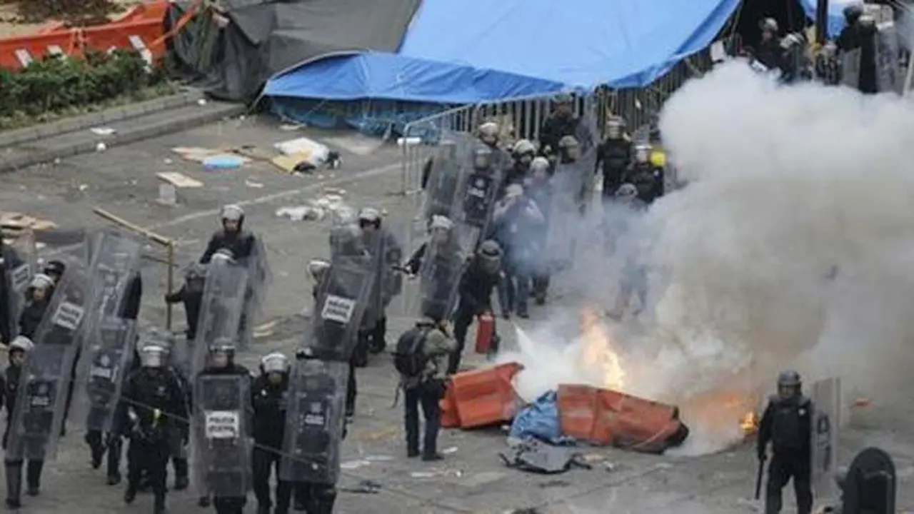 Demo Hendak Dibubarkan, Guru Bentrok dengan Polisi - Global Liputan6.com